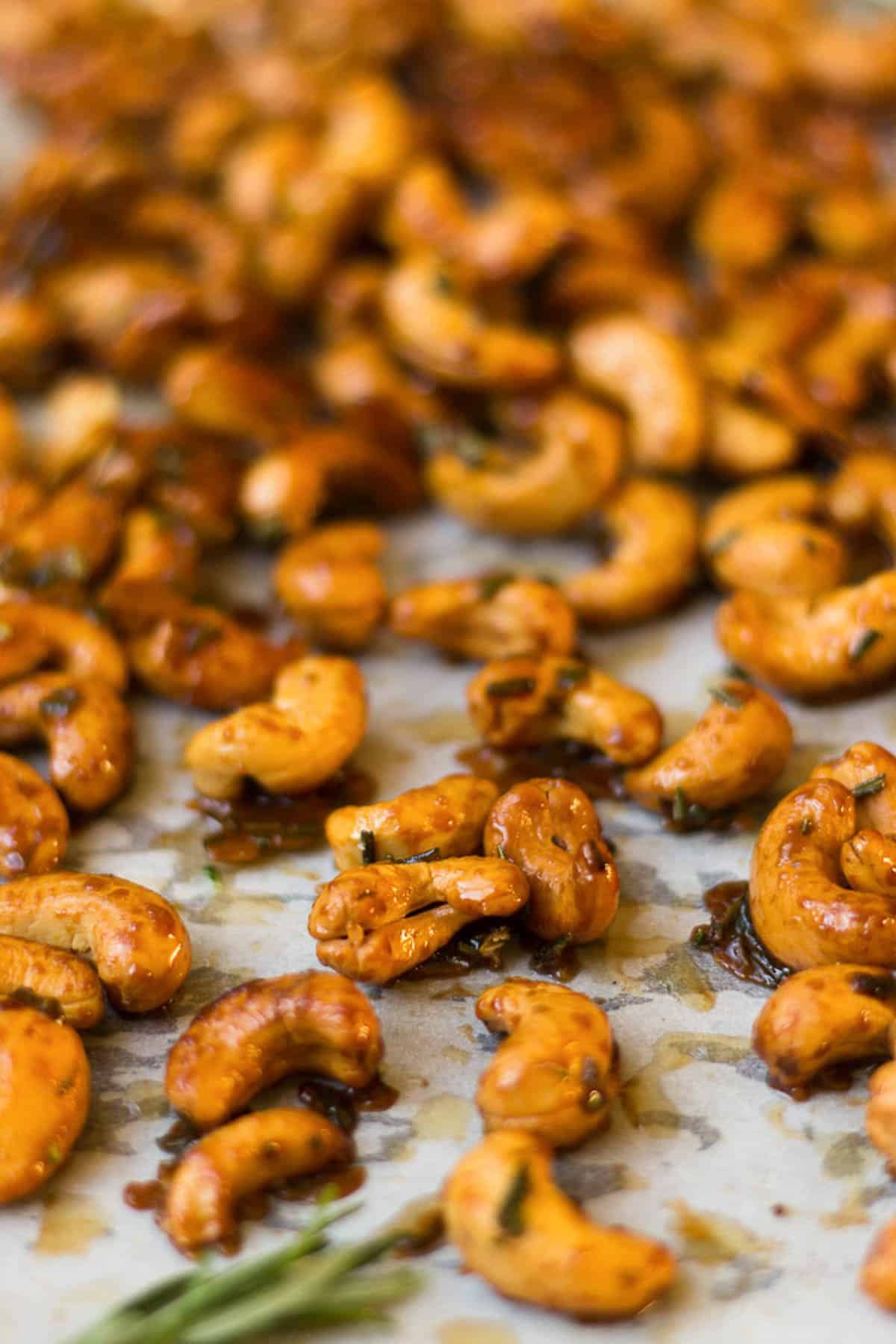Honey Roasted Cashews with Rosemary - Eat the Gains