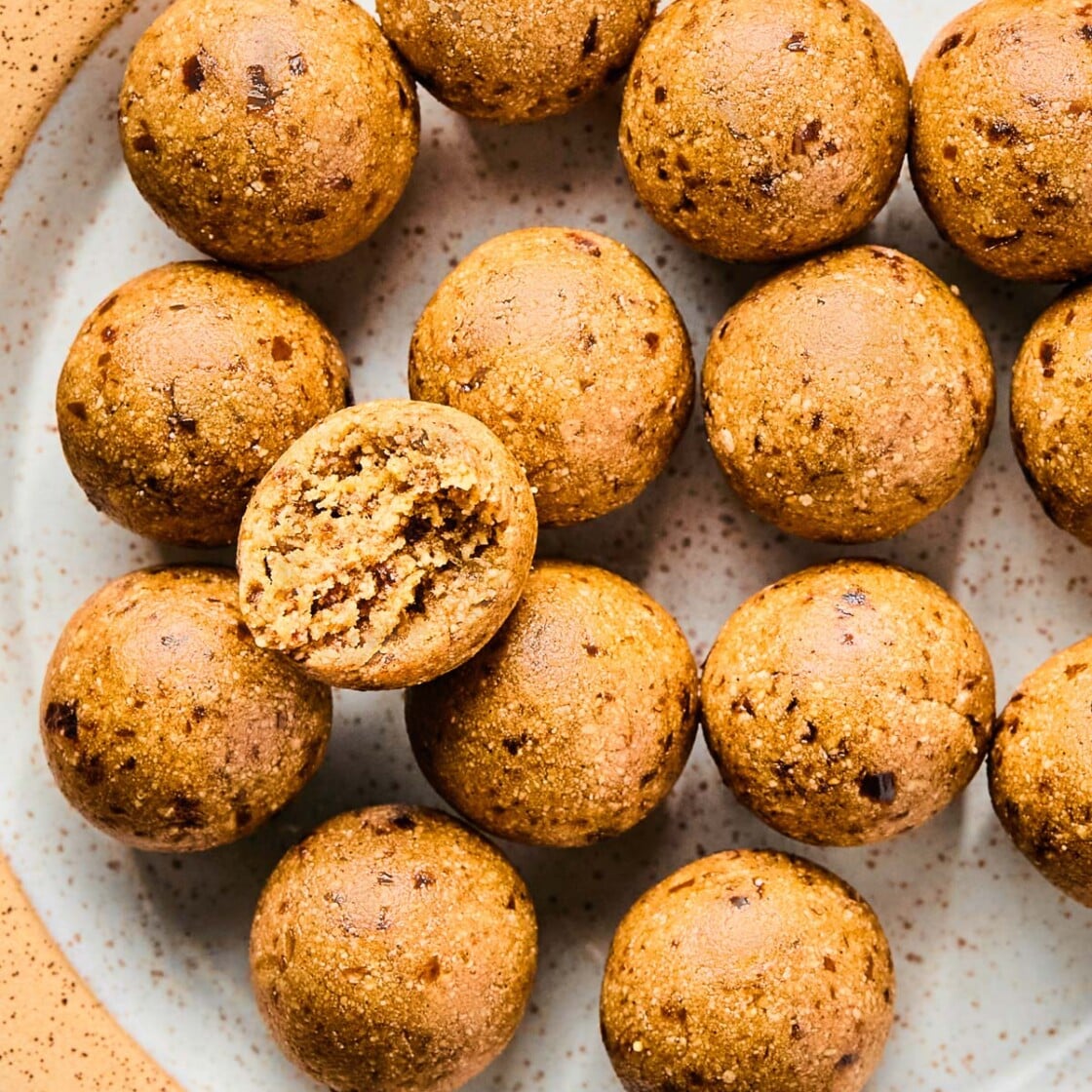 Peanut Butter Protein Balls (6 Ingredients!) - Eat the Gains